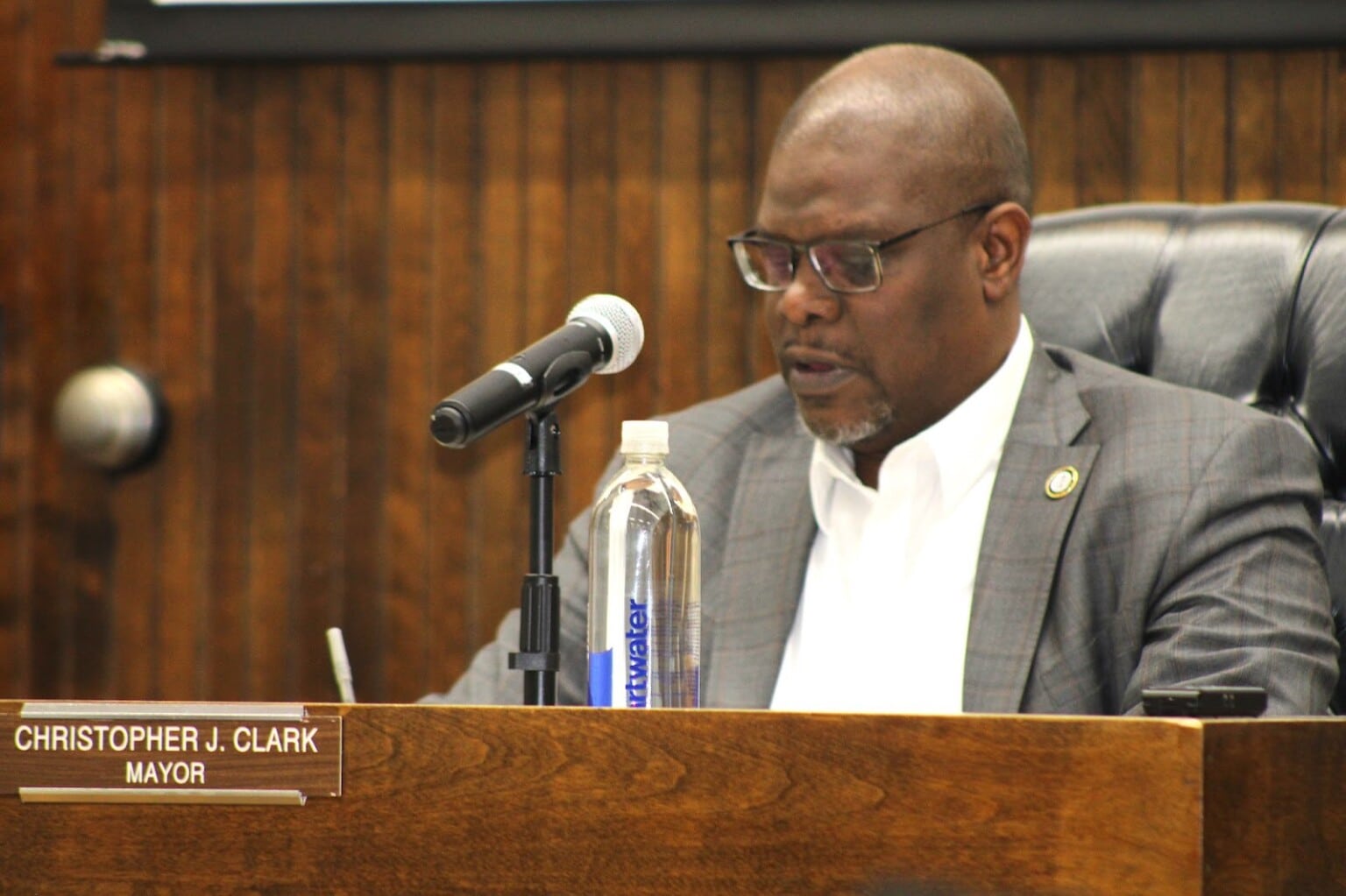 Mayor Chris Clark boots aldermanic critics from City Council meeting ...